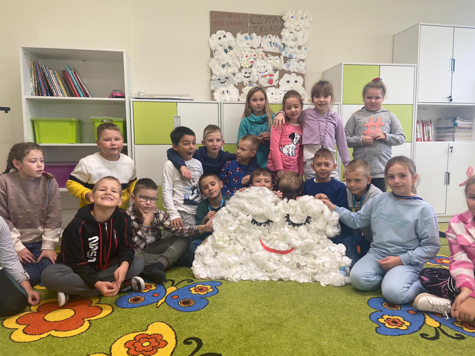 „Czytamy z klasą lekturki spod chmurki” – Szkoła Podstawowa w Ostaszewie